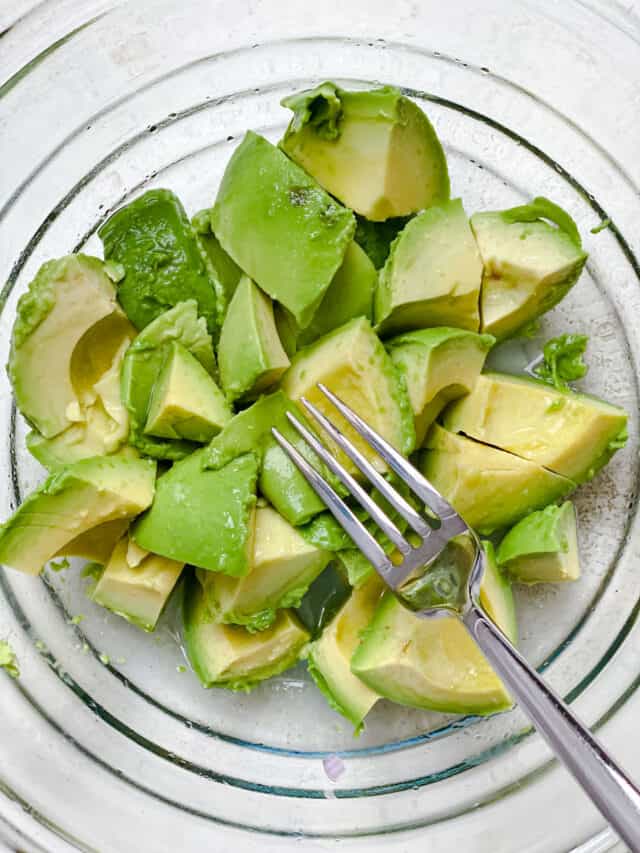 Easy Guacamole Recipe - Plant-Based on a Budget